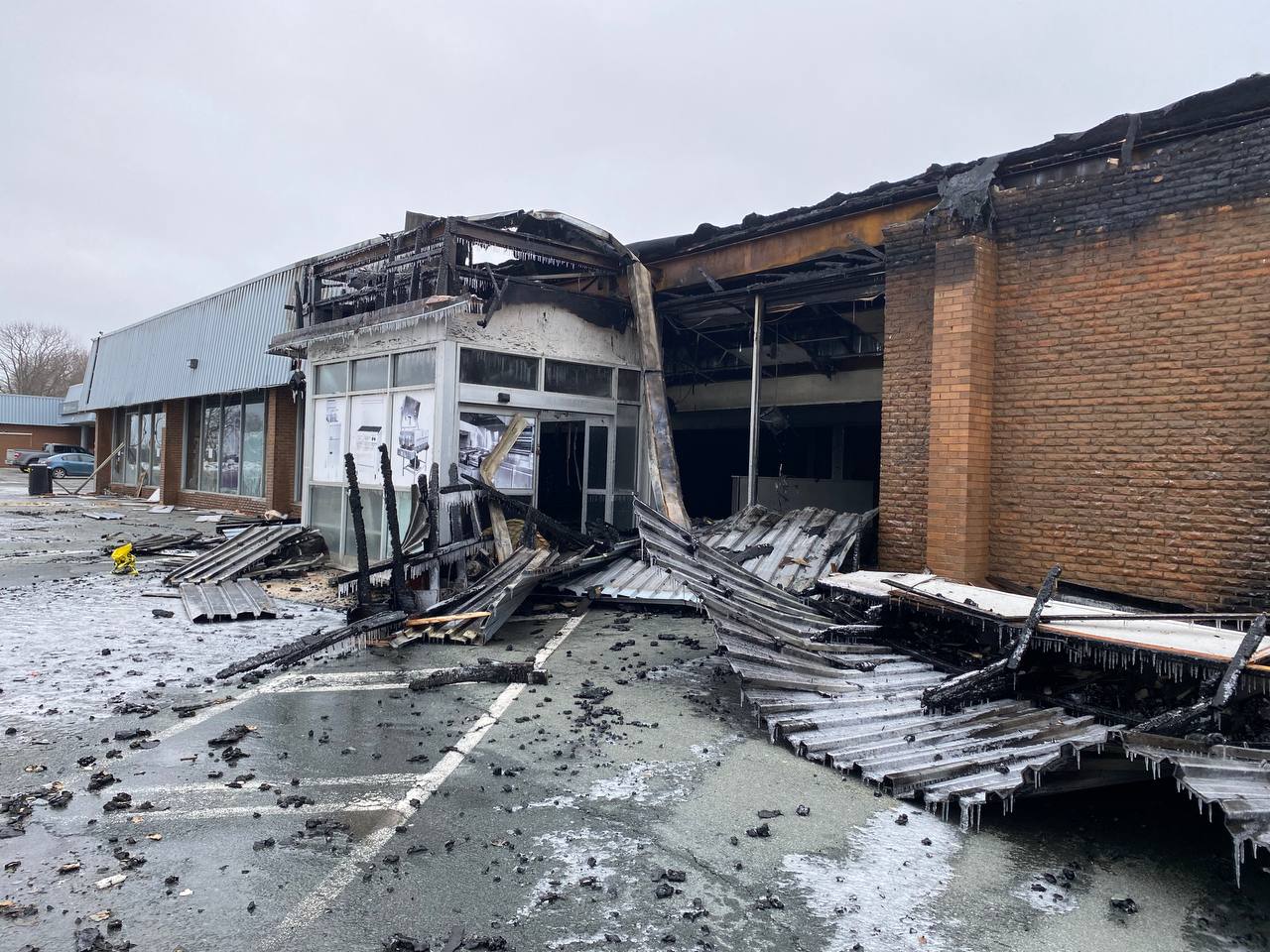 Diner reports smoke damage from fire, ceiling damage visible in Efty ...